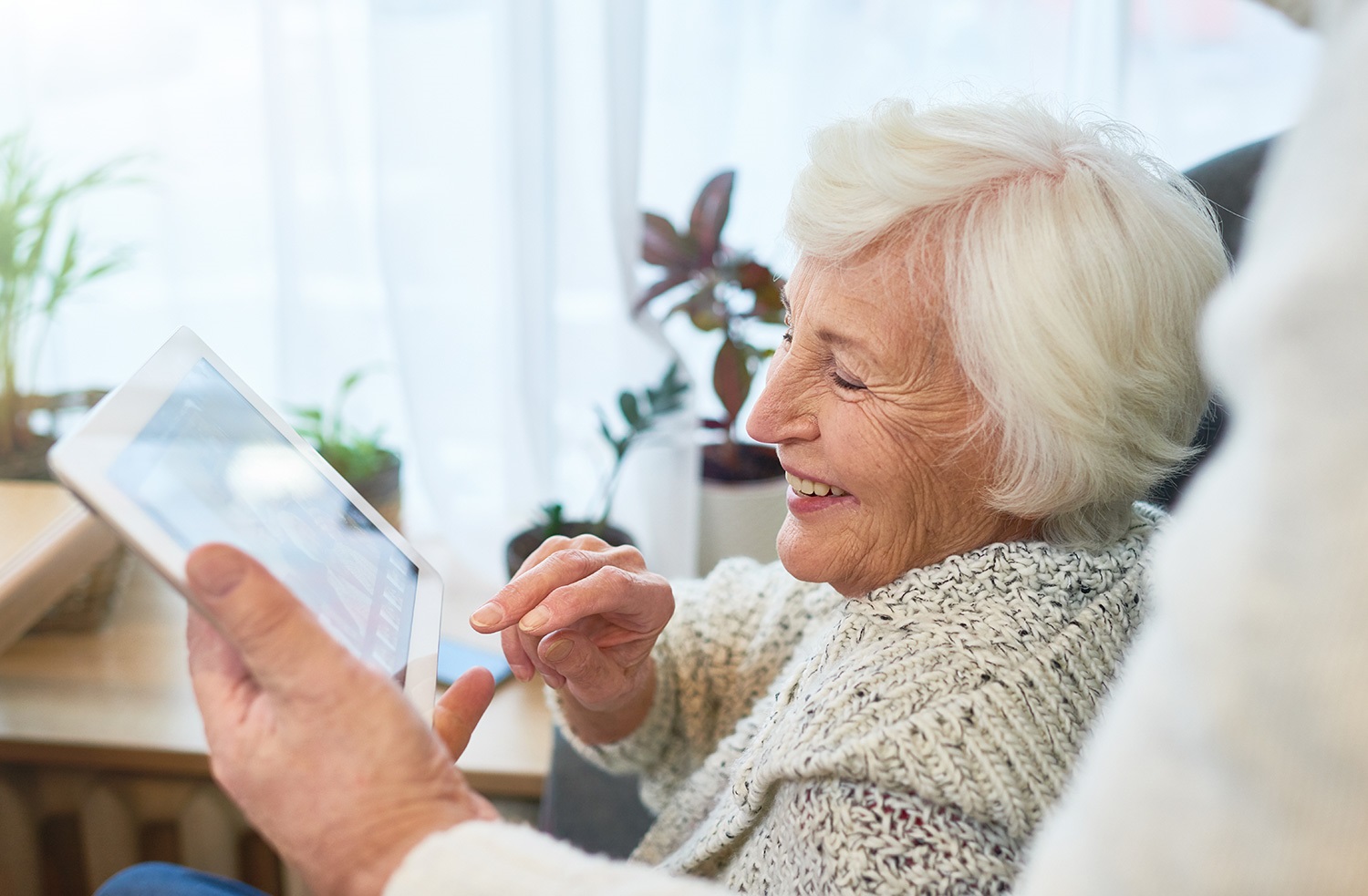 Comment garder le contact avec son parent âgé | Tutélaire mutuelle ...
